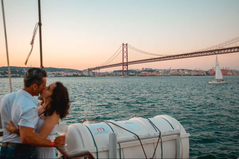 Festa de barco pelo rio Tejo: Experiência única a bordo
