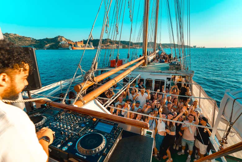 Festa de barco pelo rio Tejo: Experiência única a bordo