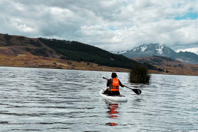 Paddle surf na lagoa de Huaypo com vistas andinas em Cusco